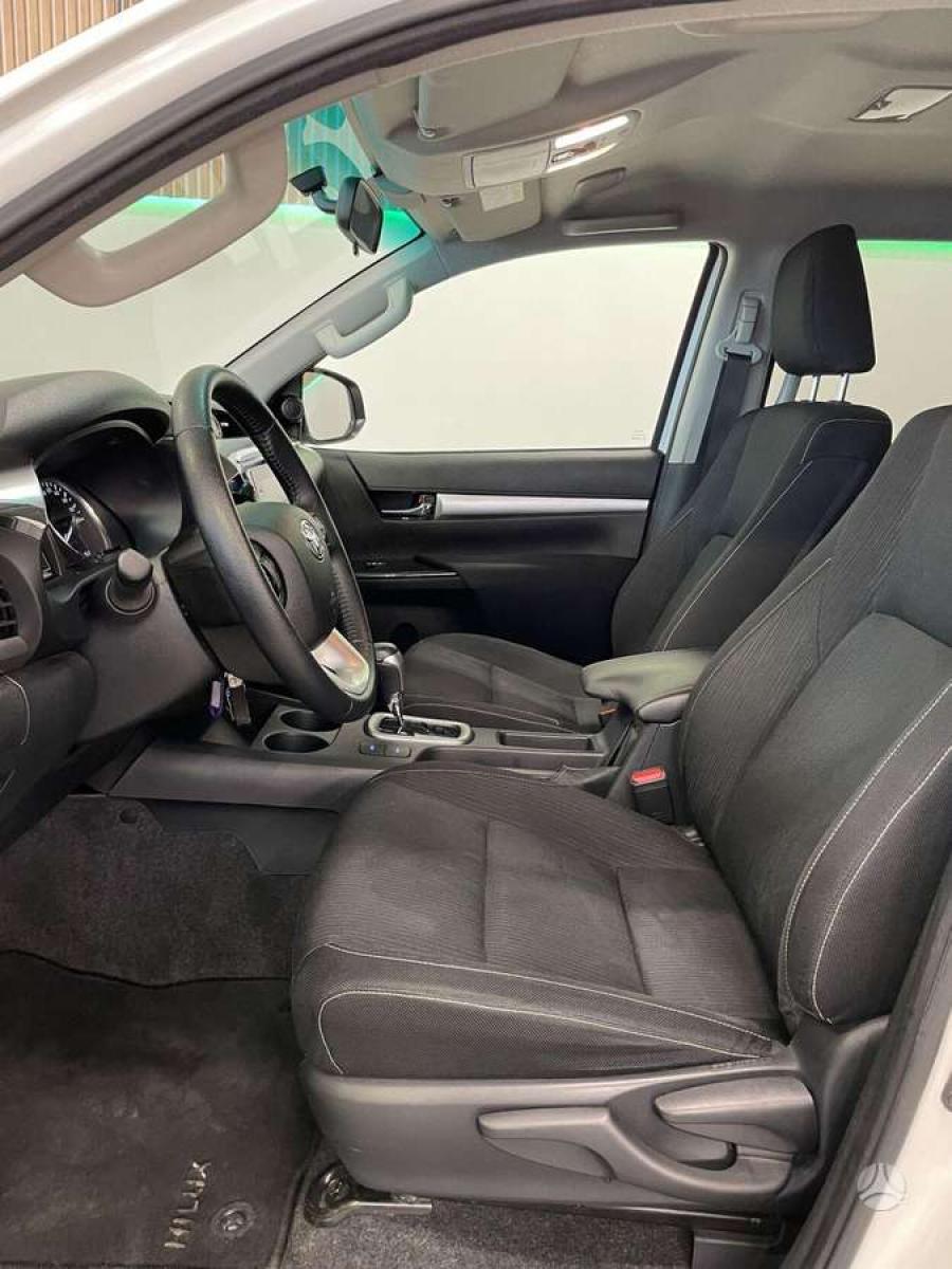 Balts Toyota Hilux 2023 Tallina, ar dzinēja tilpumu 2.39 L un nobraukumu 70 tūkst. km par 40900 €, foto 6 vietnē AUTOMOTO.COM.LV