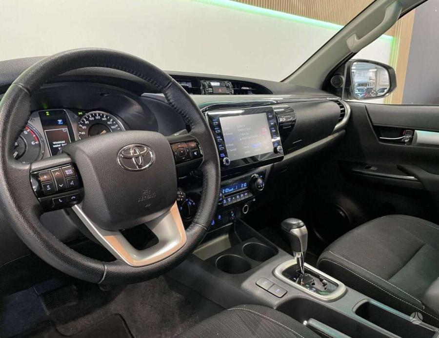 Balts Toyota Hilux 2023 Tallina, ar dzinēja tilpumu 2.39 L un nobraukumu 70 tūkst. km par 40900 €, foto 13 vietnē AUTOMOTO.COM.LV