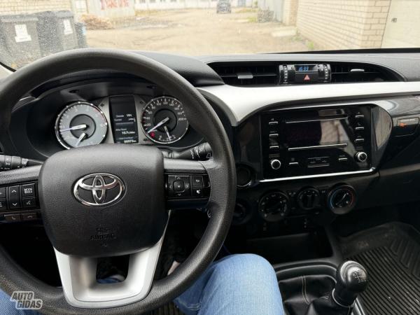 Balts Toyota Hilux 2023 Šauļi, ar dzinēja tilpumu 2.40 L un nobraukumu 67 tūkst. km par 33000 €, foto 5 vietnē AUTOMOTO.COM.LV