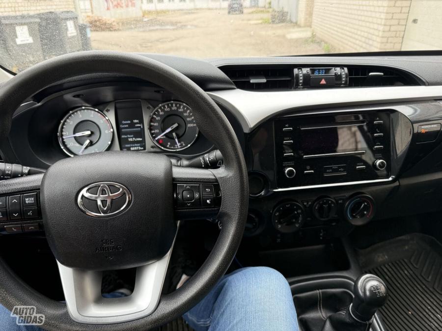 Balts Toyota Hilux 2023 Šauļi, ar dzinēja tilpumu 2.40 L un nobraukumu 67 tūkst. km par 33000 €, foto 6 vietnē AUTOMOTO.COM.LV