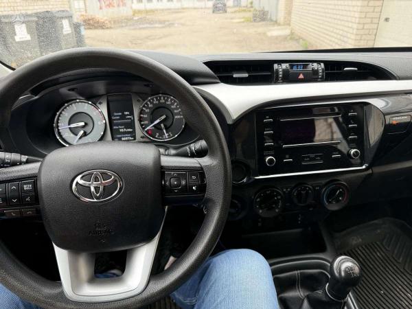 White Toyota Hilux 2023 in Siauliai, with an engine capacity of 0.24 L and mileage of 67 thousand km for 33000 €, photo 5 on AUTOMOTO.COM.LV