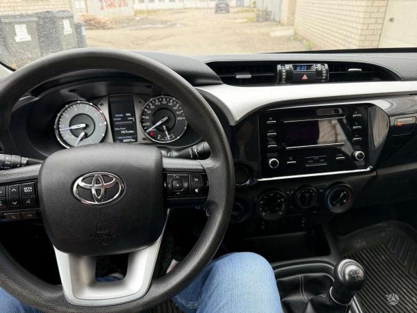 Balts Toyota Hilux 2023 Šauļi, ar dzinēja tilpumu 2.40 L un nobraukumu 67 tūkst. km par 33000 €, foto 6 vietnē AUTOMOTO.COM.LV