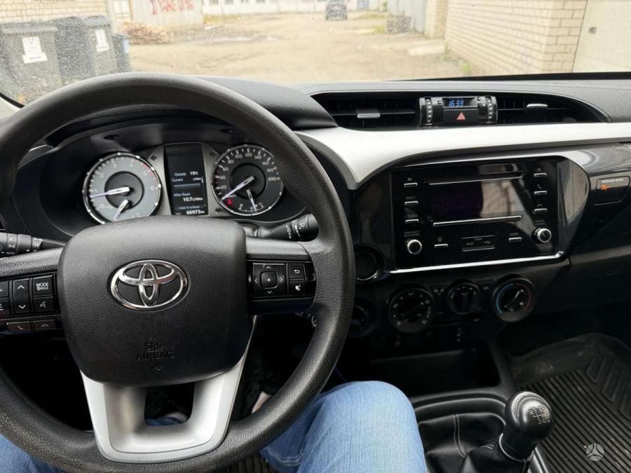 Balts Toyota Hilux 2023 Šauļi, ar dzinēja tilpumu 2.40 L un nobraukumu 67 tūkst. km par 33000 €, foto 6 vietnē AUTOMOTO.COM.LV