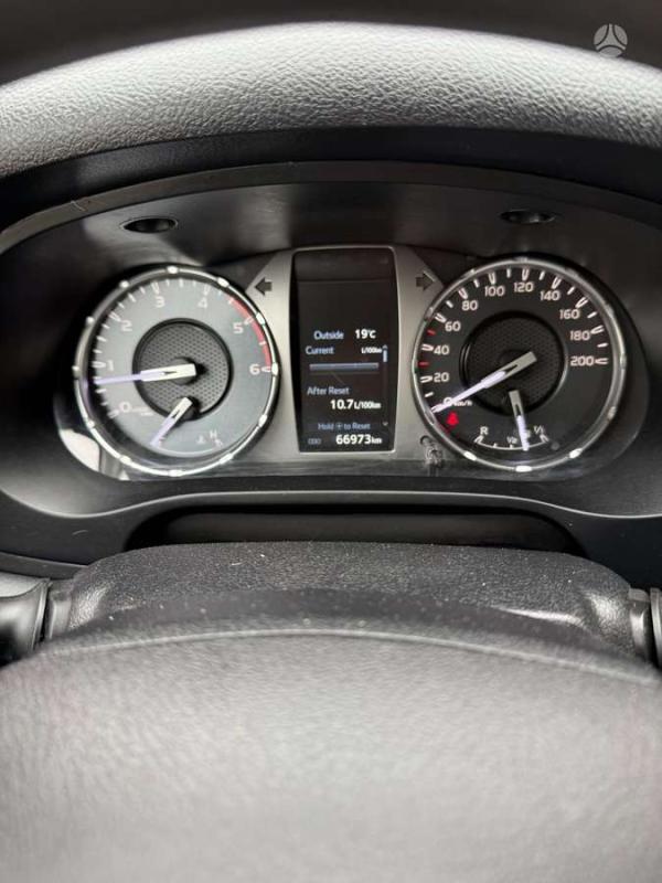 Balts Toyota Hilux 2023 Šauļi, ar dzinēja tilpumu 2.40 L un nobraukumu 67 tūkst. km par 33000 €, foto 7 vietnē AUTOMOTO.COM.LV