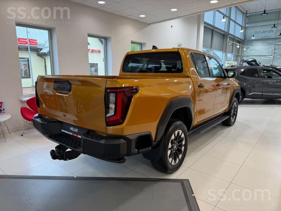 Yellow Toyota Hilux 2026 in Jekabpils, with an engine capacity of 2.80 L and mileage of 0 thousand km for 52690 €, photo 9 on AUTOMOTO.COM.LV