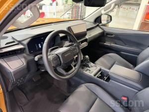 Yellow Toyota Hilux 2026 in Jekabpils, with an engine capacity of 2.80 L and mileage of 0 thousand km for 52690 €, photo 12 on AUTOMOTO.COM.LV