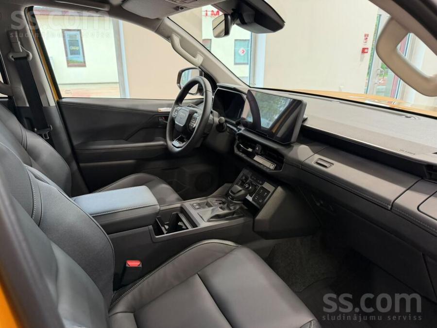 Yellow Toyota Hilux 2026 in Jekabpils, with an engine capacity of 2.80 L and mileage of 0 thousand km for 52690 €, photo 15 on AUTOMOTO.COM.LV