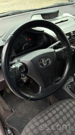 Pelēks Toyota IQ 2010 Daugavpils, ar dzinēja tilpumu 1.00 L un nobraukumu 0 tūkst. km par 3550 €, foto 9 vietnē AUTOMOTO.COM.LV