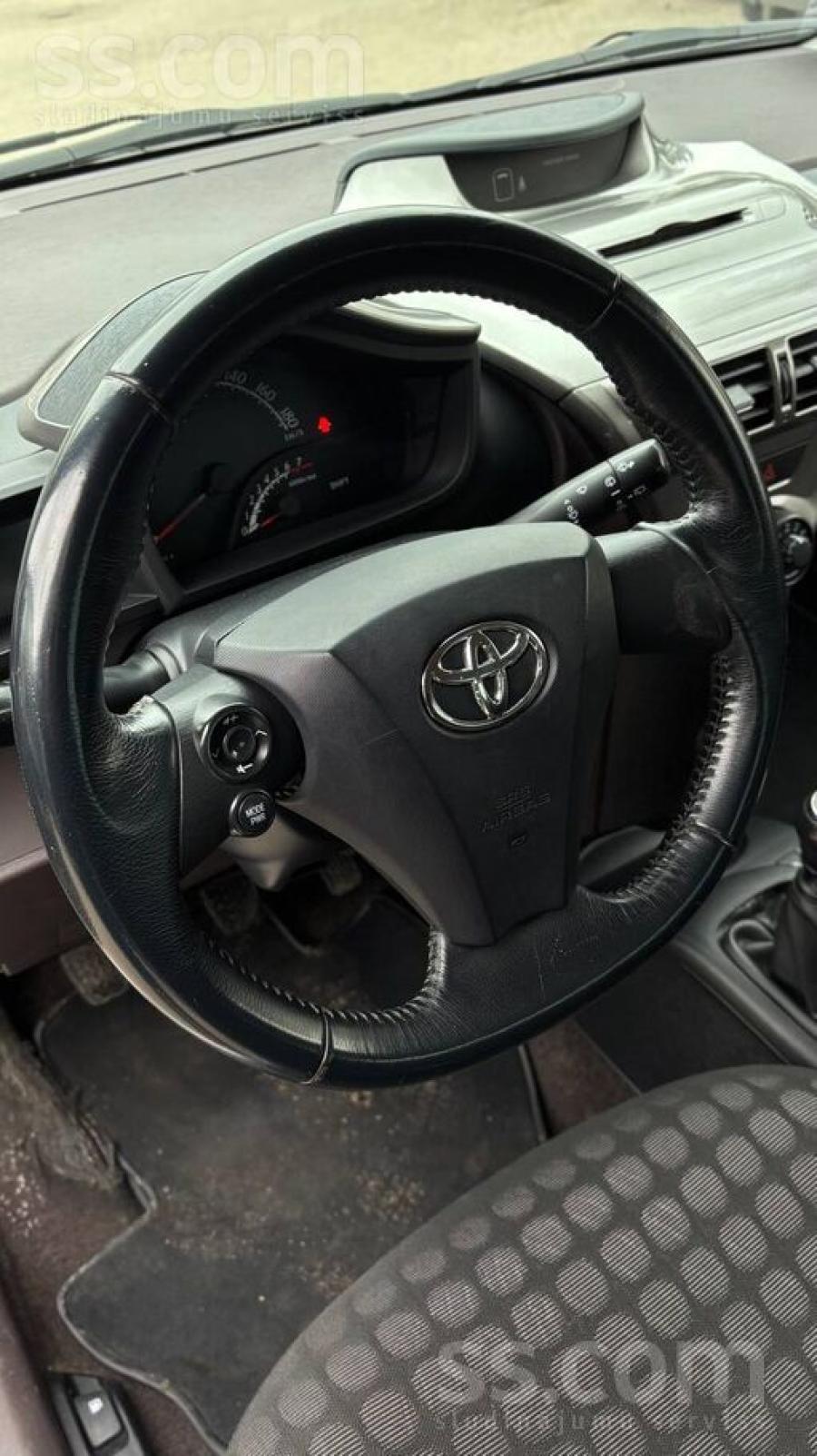 Pelēks Toyota IQ 2010 Daugavpils, ar dzinēja tilpumu 1.00 L un nobraukumu 0 tūkst. km par 3550 €, foto 9 vietnē AUTOMOTO.COM.LV
