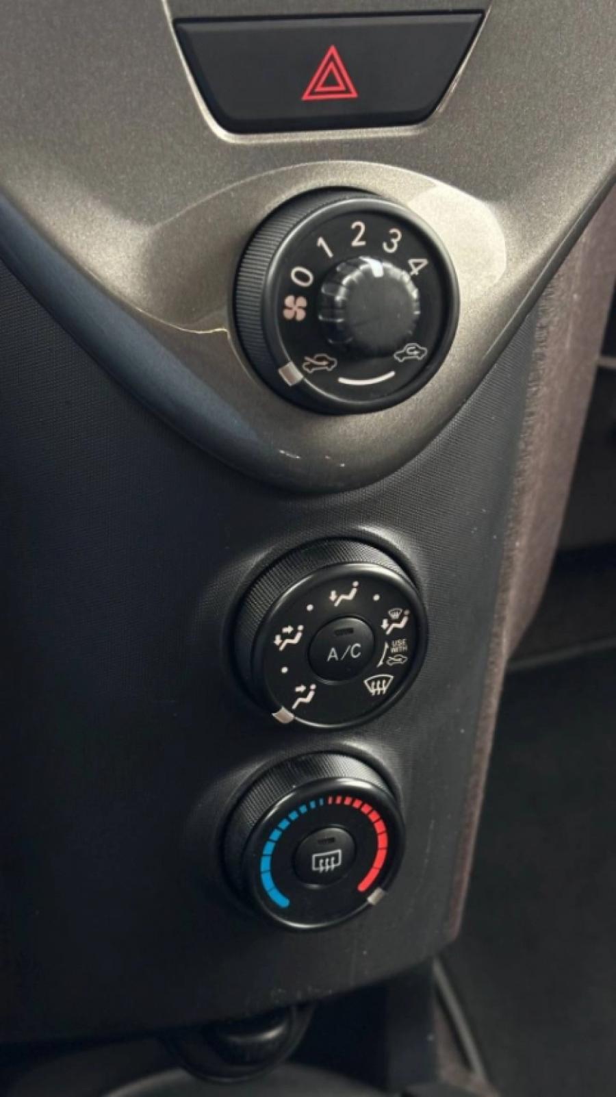 Pelēks Toyota IQ 2010 Rīga, ar dzinēja tilpumu 1.00 L un nobraukumu 154 tūkst. km par 3550 €, foto 6 vietnē AUTOMOTO.COM.LV