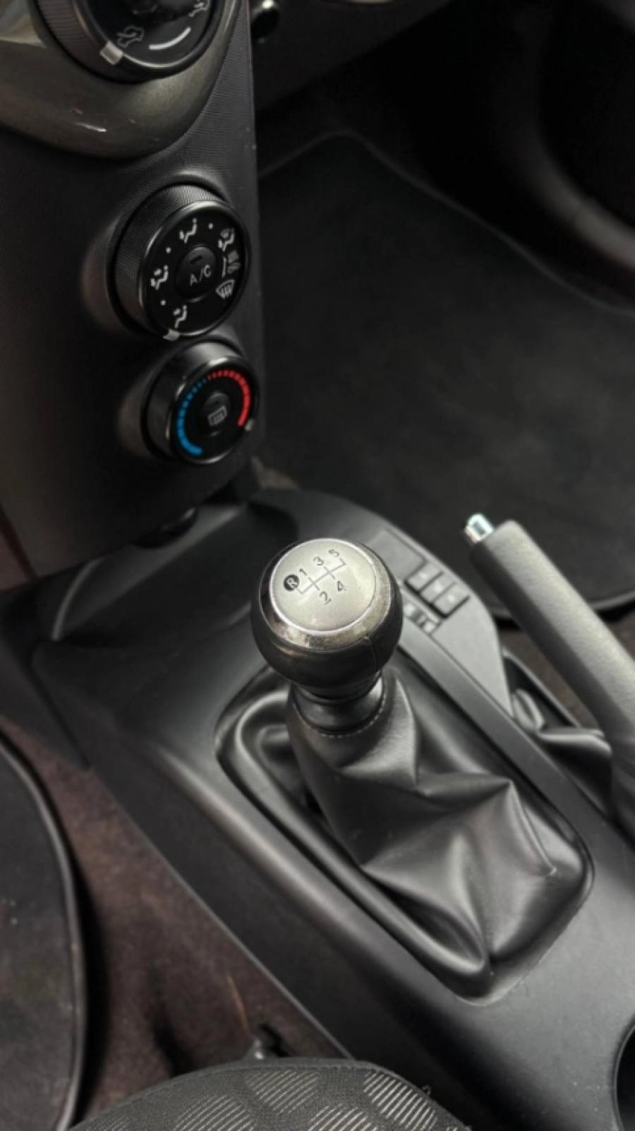 Pelēks Toyota IQ 2010 Rīga, ar dzinēja tilpumu 1.00 L un nobraukumu 154 tūkst. km par 3550 €, foto 7 vietnē AUTOMOTO.COM.LV