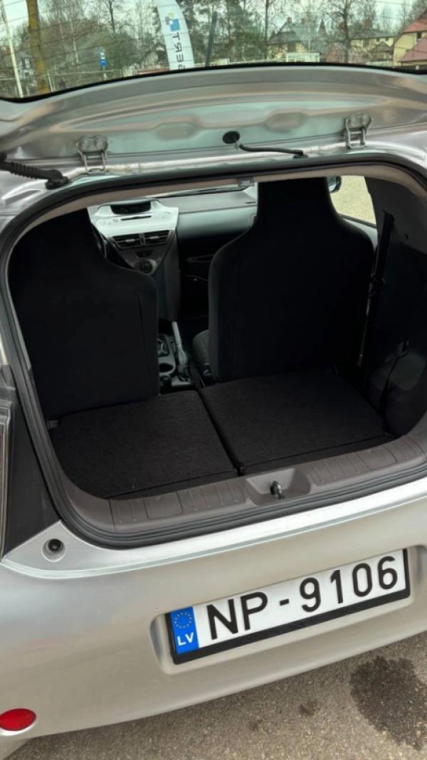 Grey Toyota IQ 2010 in Riga, with an engine capacity of 1.00 L and mileage of 154 thousand km for 3550 €, photo 9 on AUTOMOTO.COM.LV