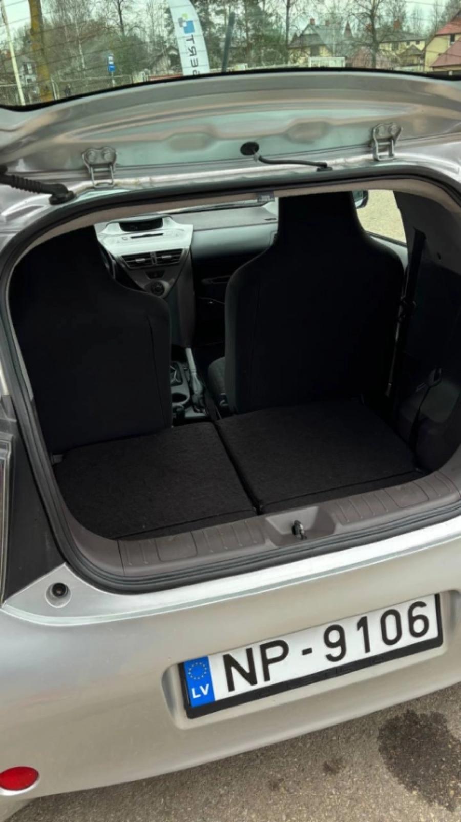 Pelēks Toyota IQ 2010 Rīga, ar dzinēja tilpumu 1.00 L un nobraukumu 154 tūkst. km par 3550 €, foto 10 vietnē AUTOMOTO.COM.LV