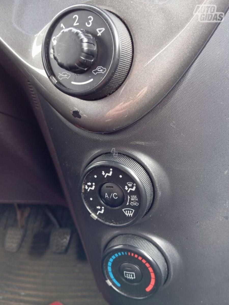 Toyota IQ 2009 in Vilnius, with an engine capacity of 1.40 L and mileage of 140 thousand km for 2000 €, photo 13 on AUTOMOTO.COM.LV