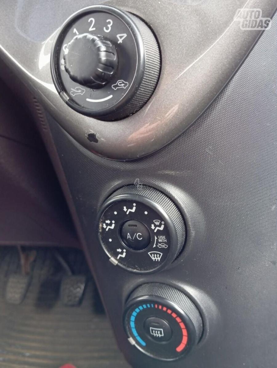 Toyota IQ 2009 Viļņa, ar dzinēja tilpumu 1.40 L un nobraukumu 140 tūkst. km par 1600 €, foto 14 vietnē AUTOMOTO.COM.LV