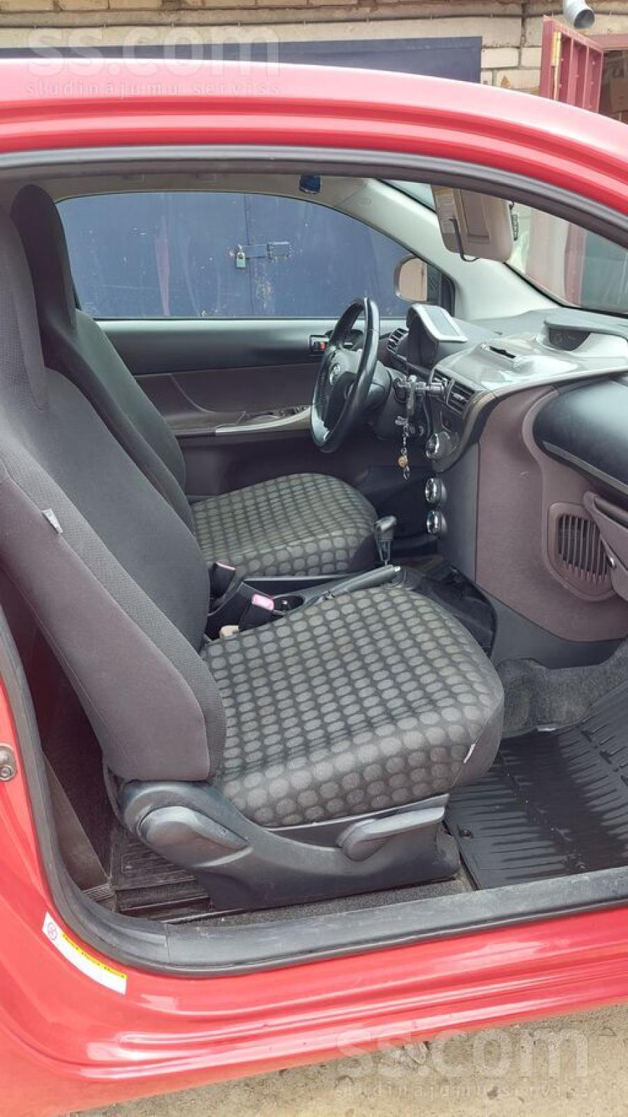 Red Toyota IQ 2010 in Jelgava, with an engine capacity of 1.00 L and mileage of 168 thousand km for 4800 €, photo 5 on AUTOMOTO.COM.LV