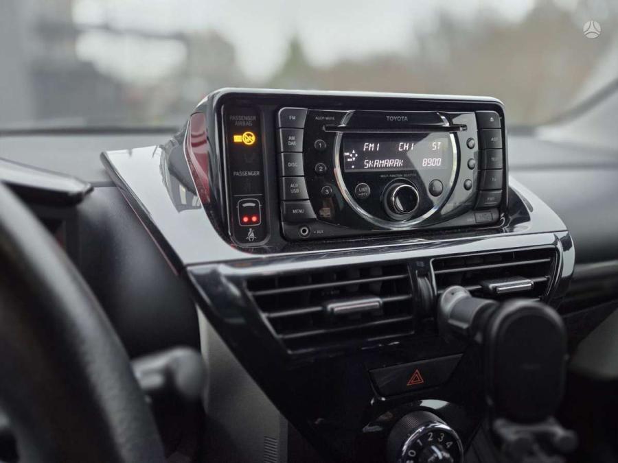 Red Toyota IQ 2012 in Vilnius, with an engine capacity of 1.00 L and mileage of 97 thousand km for 3800 €, photo 13 on AUTOMOTO.COM.LV