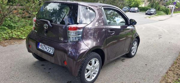 Violet Toyota IQ 2010 in Kaunas, with an engine capacity of 1.00 L and mileage of 264 thousand km for 3999 €, photo 4 on AUTOMOTO.COM.LV