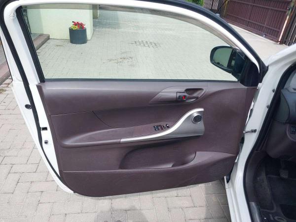 Balts Toyota IQ 2009 Šauļi, ar dzinēja tilpumu 1.40 L un nobraukumu 148 tūkst. km par 3500 €, foto 8 vietnē AUTOMOTO.COM.LV