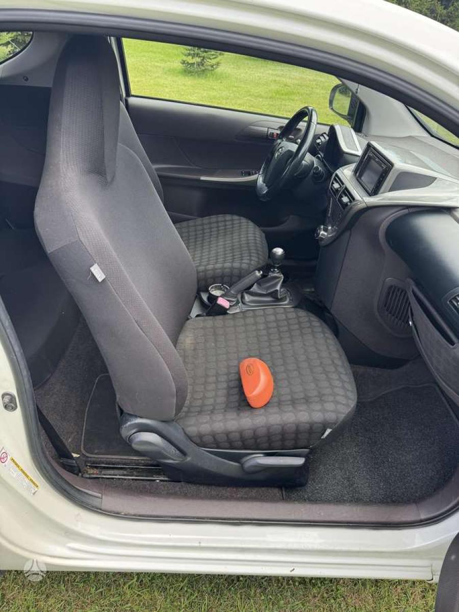 Balts Toyota IQ 2009 Viļņa, ar dzinēja tilpumu 1.36 L un nobraukumu 205 tūkst. km par 3100 €, foto 9 vietnē AUTOMOTO.COM.LV