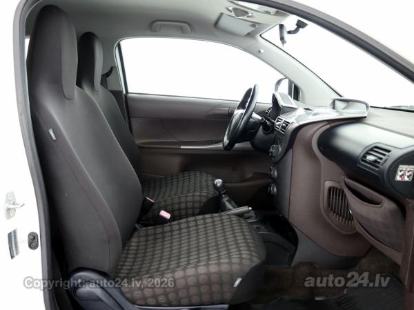 Balts Toyota IQ 2011 Tallina, ar dzinēja tilpumu 1.00 L un nobraukumu 71 tūkst. km par 2299 €, foto 6 vietnē AUTOMOTO.COM.LV