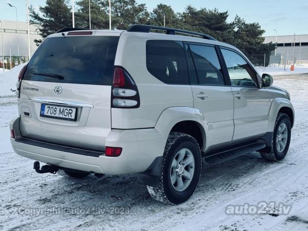 Beige Toyota Land Cruiser 2006 in Tallinn, with an engine capacity of 4.00 L and mileage of 247 thousand km for 17990 €, photo 2 on AUTOMOTO.COM.LV