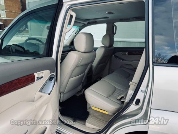 Smilšu krāsa Toyota Land Cruiser 2006 Tallina, ar dzinēja tilpumu 4.00 L un nobraukumu 247 tūkst. km par 17990 €, foto 11 vietnē AUTOMOTO.COM.LV