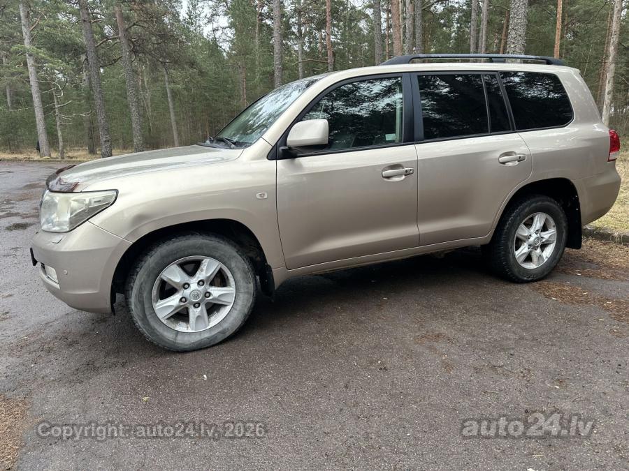 Beige Toyota Land Cruiser 2008 in Tallinn, with an engine capacity of 4.50 L and mileage of 318 thousand km for 19500 €, photo 1 on AUTOMOTO.COM.LV