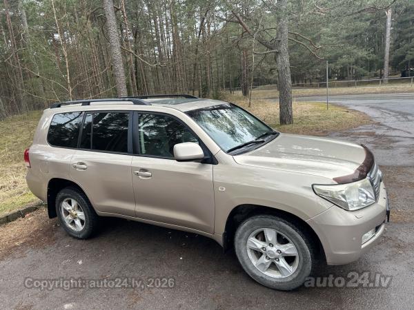 Beige Toyota Land Cruiser 2008 in Tallinn, with an engine capacity of 4.50 L and mileage of 318 thousand km for 19500 €, photo 3 on AUTOMOTO.COM.LV