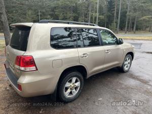 Beige Toyota Land Cruiser 2008 in Tallinn, with an engine capacity of 4.50 L and mileage of 318 thousand km for 19500 €, photo 6 on AUTOMOTO.COM.LV