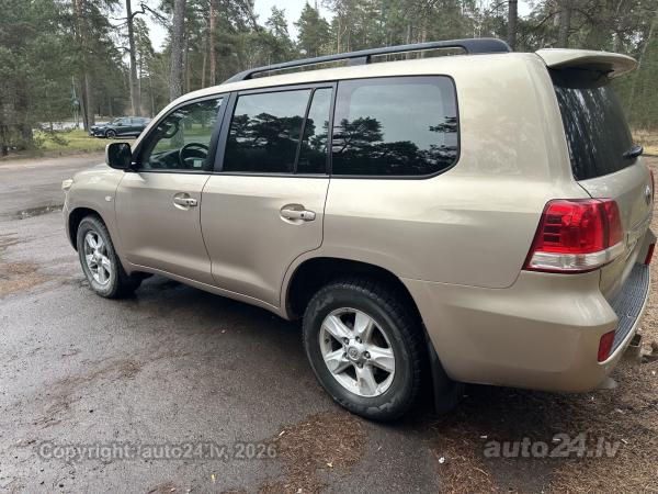Beige Toyota Land Cruiser 2008 in Tallinn, with an engine capacity of 4.50 L and mileage of 318 thousand km for 19500 €, photo 6 on AUTOMOTO.COM.LV