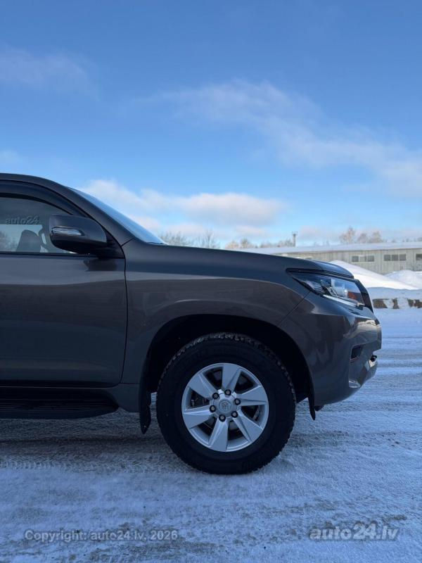 Beige Toyota Land Cruiser 2016 in Tallinn, with an engine capacity of 2.80 L and mileage of 154 thousand km for 36500 €, photo 4 on AUTOMOTO.COM.LV