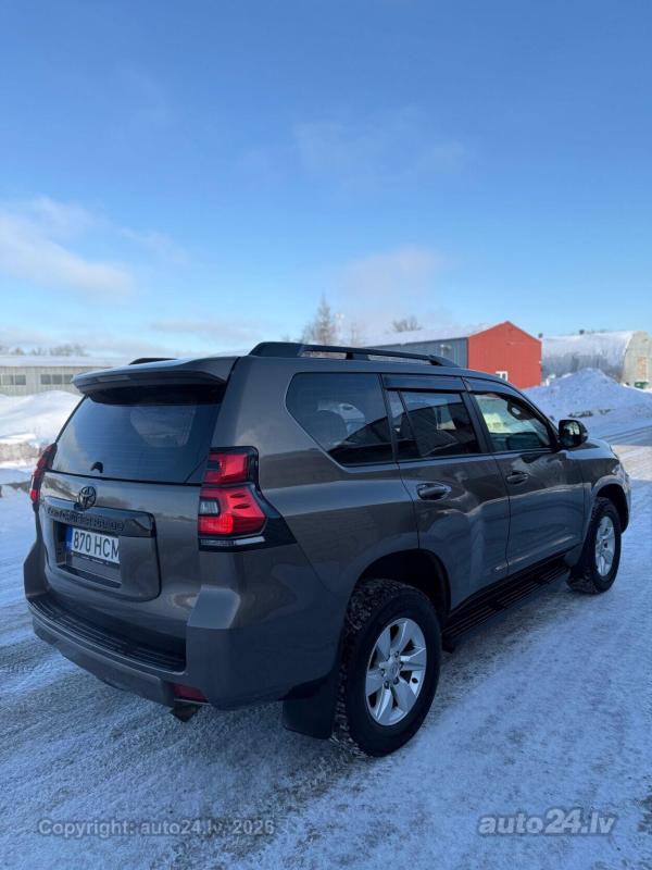 Beige Toyota Land Cruiser 2016 in Tallinn, with an engine capacity of 2.80 L and mileage of 154 thousand km for 36500 €, photo 5 on AUTOMOTO.COM.LV