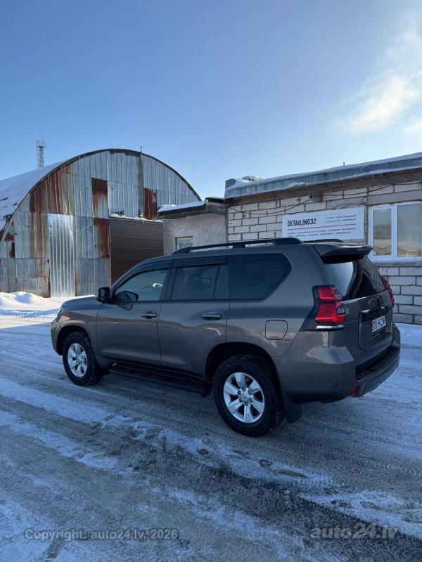 Beige Toyota Land Cruiser 2016 in Tallinn, with an engine capacity of 2.80 L and mileage of 154 thousand km for 36500 €, photo 7 on AUTOMOTO.COM.LV