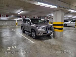 Smilšu krāsa Toyota Land Cruiser 2018 Tallina, ar dzinēja tilpumu 2.80 L un nobraukumu 172 tūkst. km par 39900 €, foto  vietnē AUTOMOTO.COM.LV