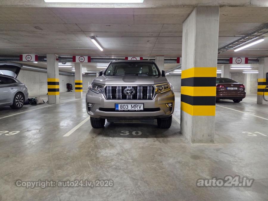 Smilšu krāsa Toyota Land Cruiser 2018 Tallina, ar dzinēja tilpumu 2.80 L un nobraukumu 172 tūkst. km par 39900 €, foto 4 vietnē AUTOMOTO.COM.LV