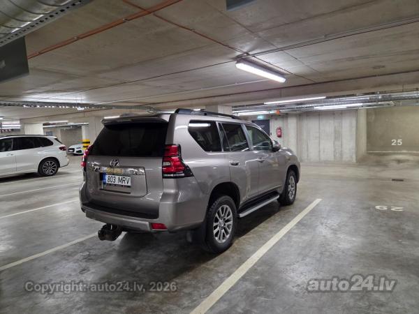 Smilšu krāsa Toyota Land Cruiser 2018 Tallina, ar dzinēja tilpumu 2.80 L un nobraukumu 172 tūkst. km par 39900 €, foto 5 vietnē AUTOMOTO.COM.LV