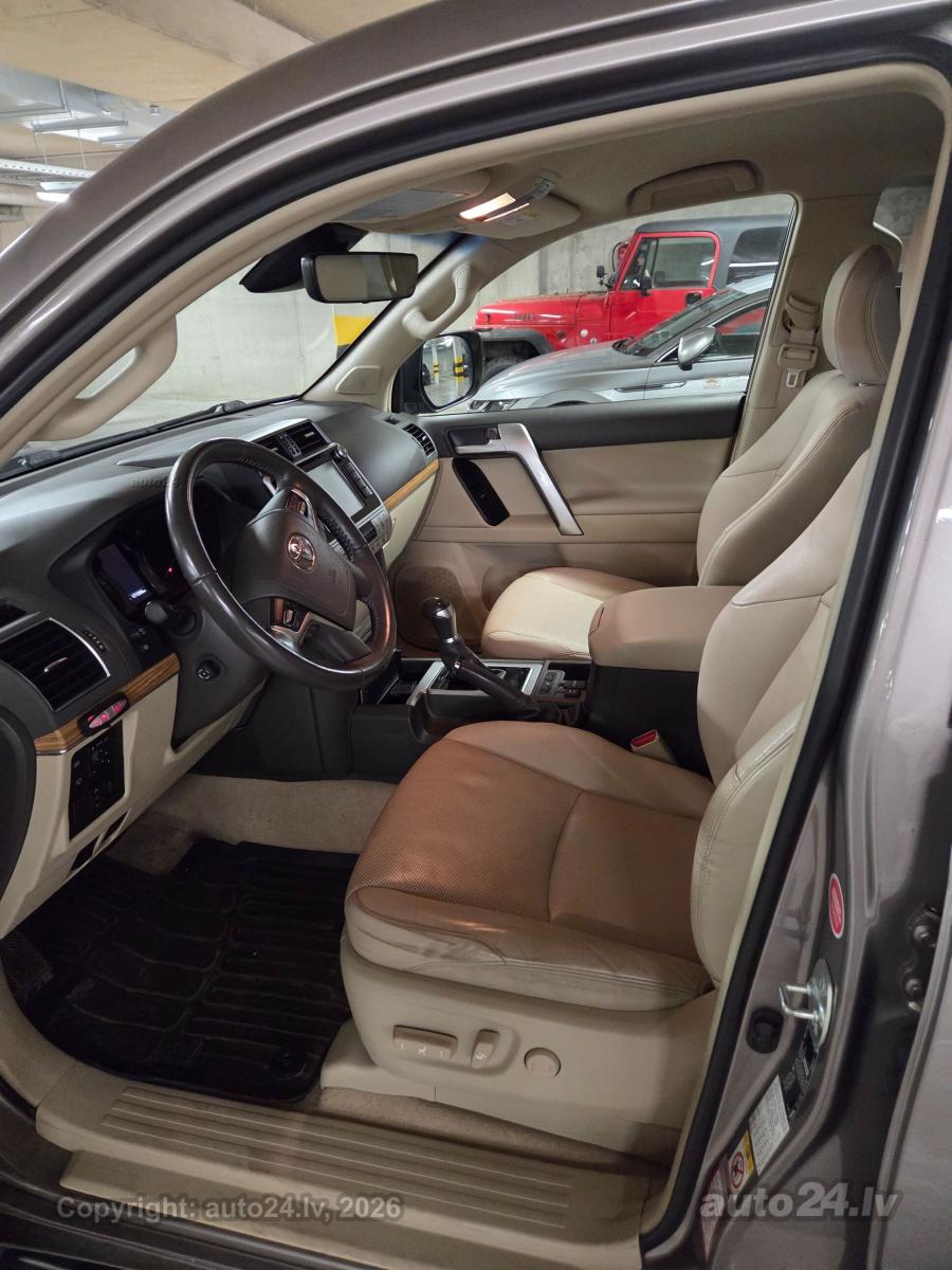 Smilšu krāsa Toyota Land Cruiser 2018 Tallina, ar dzinēja tilpumu 2.80 L un nobraukumu 172 tūkst. km par 39900 €, foto 6 vietnē AUTOMOTO.COM.LV