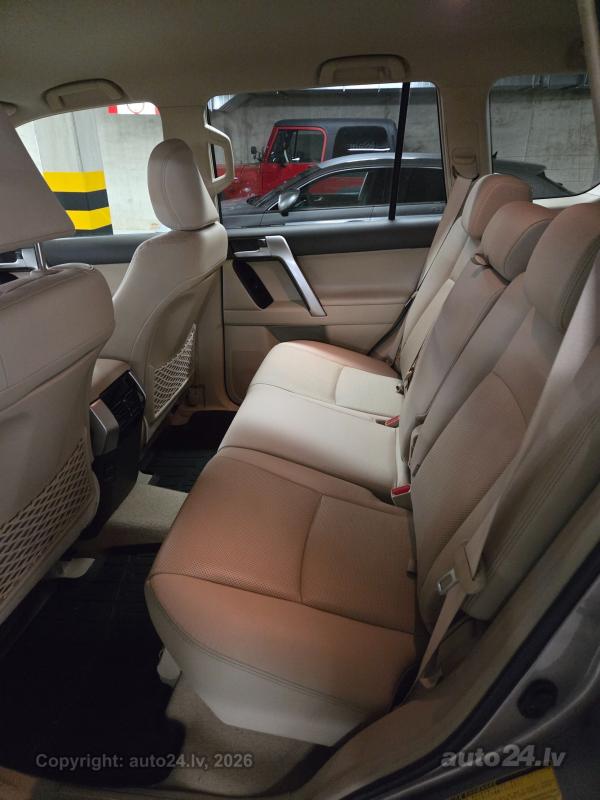Smilšu krāsa Toyota Land Cruiser 2018 Tallina, ar dzinēja tilpumu 2.80 L un nobraukumu 172 tūkst. km par 39900 €, foto 7 vietnē AUTOMOTO.COM.LV