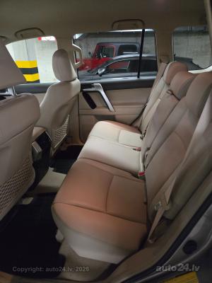 Smilšu krāsa Toyota Land Cruiser 2018 Tallina, ar dzinēja tilpumu 2.80 L un nobraukumu 172 tūkst. km par 39900 €, foto 7 vietnē AUTOMOTO.COM.LV