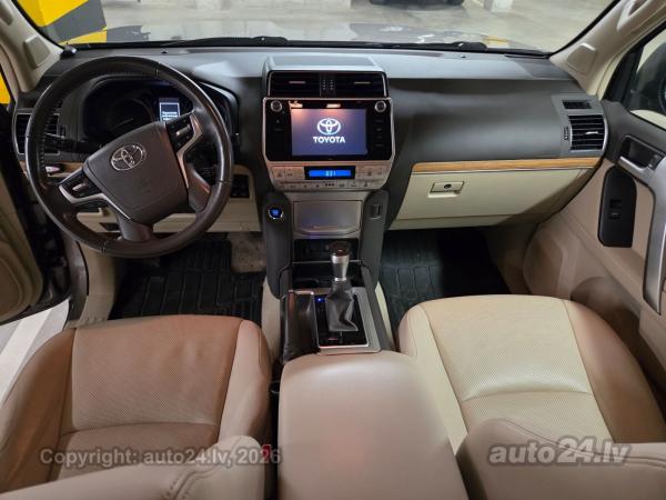 Smilšu krāsa Toyota Land Cruiser 2018 Tallina, ar dzinēja tilpumu 2.80 L un nobraukumu 172 tūkst. km par 39900 €, foto 8 vietnē AUTOMOTO.COM.LV