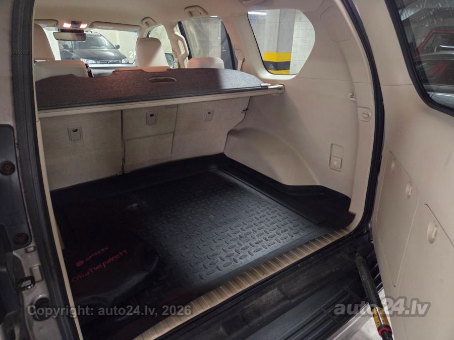 Smilšu krāsa Toyota Land Cruiser 2018 Tallina, ar dzinēja tilpumu 2.80 L un nobraukumu 172 tūkst. km par 39900 €, foto 9 vietnē AUTOMOTO.COM.LV