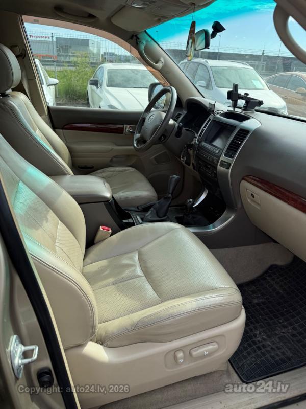 Smilšu krāsa Toyota Land Cruiser 2006 Tallina, ar dzinēja tilpumu 3.00 L un nobraukumu 273 tūkst. km par 8990 €, foto 7 vietnē AUTOMOTO.COM.LV