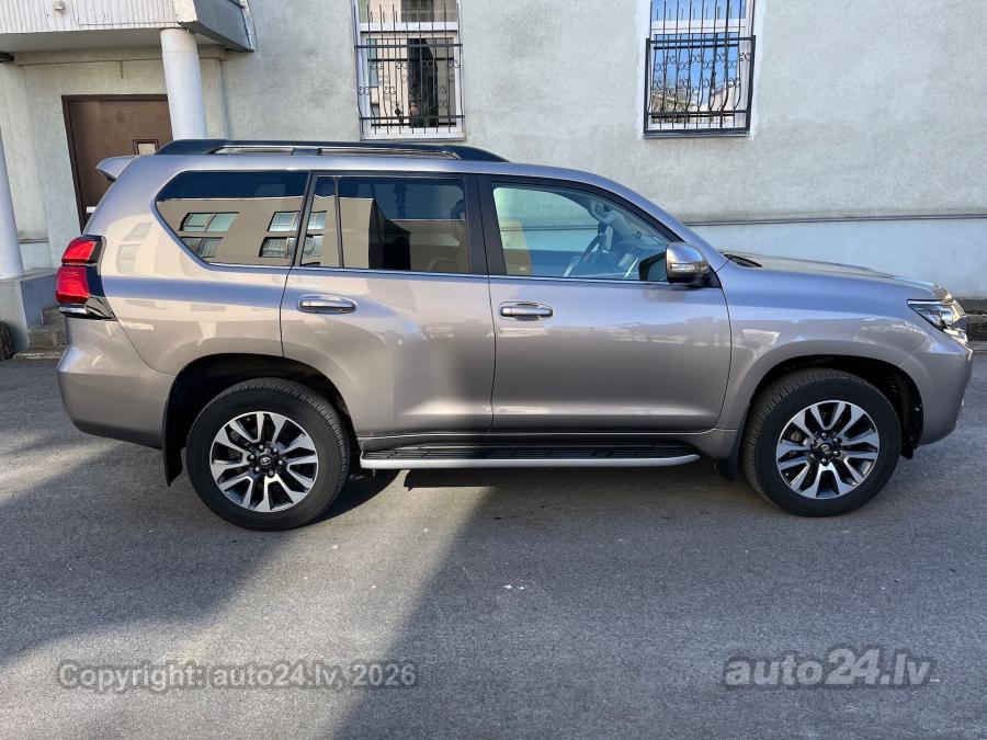 Beige Toyota Land Cruiser 2022 in Tallinn, with an engine capacity of 2.80 L and mileage of 45 thousand km for 57000 €, photo 9 on AUTOMOTO.COM.LV