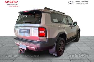 Smilšu krāsa Toyota Land Cruiser 2024 Pērnava, ar dzinēja tilpumu 2.80 L un nobraukumu 35 tūkst. km par 70700 €, foto 3 vietnē AUTOMOTO.COM.LV