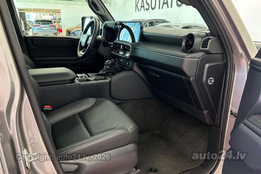 Smilšu krāsa Toyota Land Cruiser 2024 Pērnava, ar dzinēja tilpumu 2.80 L un nobraukumu 35 tūkst. km par 70700 €, foto 7 vietnē AUTOMOTO.COM.LV