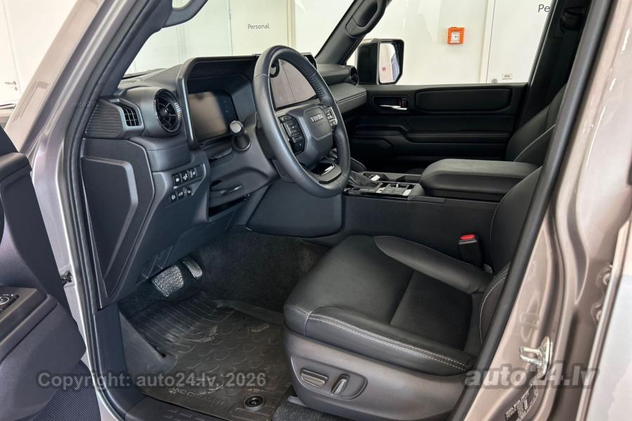 Smilšu krāsa Toyota Land Cruiser 2024 Pērnava, ar dzinēja tilpumu 2.80 L un nobraukumu 35 tūkst. km par 70700 €, foto 12 vietnē AUTOMOTO.COM.LV