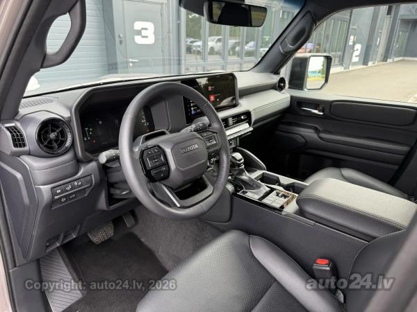 Smilšu krāsa Toyota Land Cruiser 2024 Tallina, ar dzinēja tilpumu 2.80 L un nobraukumu 28 tūkst. km par 74995 €, foto 9 vietnē AUTOMOTO.COM.LV