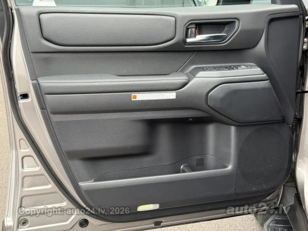 Smilšu krāsa Toyota Land Cruiser 2024 Tallina, ar dzinēja tilpumu 2.80 L un nobraukumu 28 tūkst. km par 74995 €, foto 10 vietnē AUTOMOTO.COM.LV