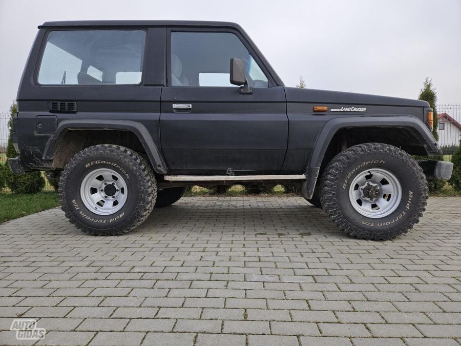 Melns Toyota Land Cruiser 1986 Viļņa, ar dzinēja tilpumu 3.00 L un nobraukumu 300 tūkst. km par 5000 €, foto 3 vietnē AUTOMOTO.COM.LV